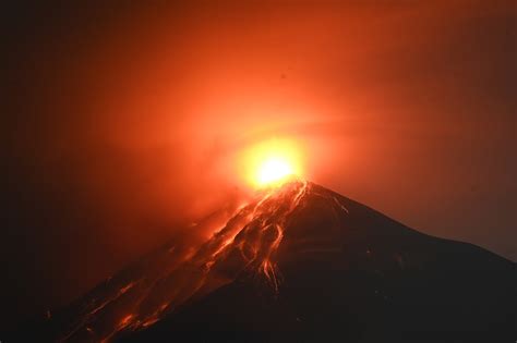 Volcán De Fuego Entra En Erupción En Guatemala