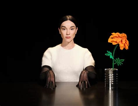 St Vincent cambia de idioma y publicará una versión íntegra en español