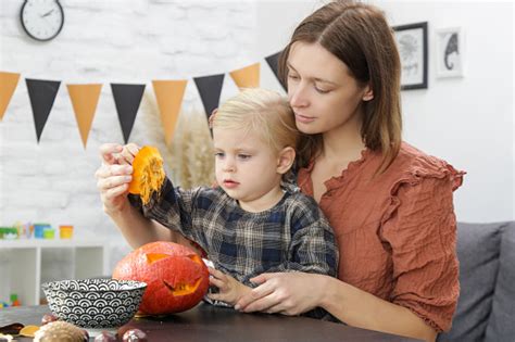 그녀의 어머니와 함께 할로윈 장식을 준비하는 귀여운 어린 소녀 집에서 가을 Diy 공예 10월에 대한 스톡 사진 및 기타 이미지 10월 2 3 살 2명 Istock