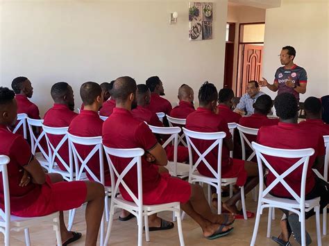 MO DEWJI AKUTANA NA WACHEZAJI SIMBA SC KUELEKEA MPAMBANO WA KESHO DHIDI