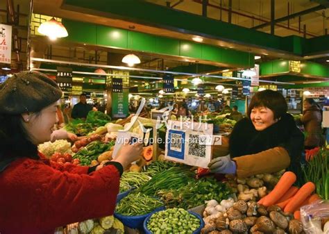 南京：市民菜场扫码买菜 人民图片网