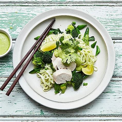 Ingefärspocherad Kyckling Med Kokosdressing Och Risnudlar Recept