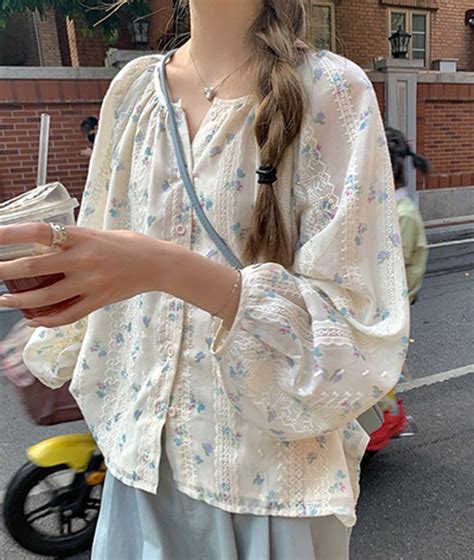 보니제이 잔꽃무늬 빈티지 오픈 블라우스 휴양지룩