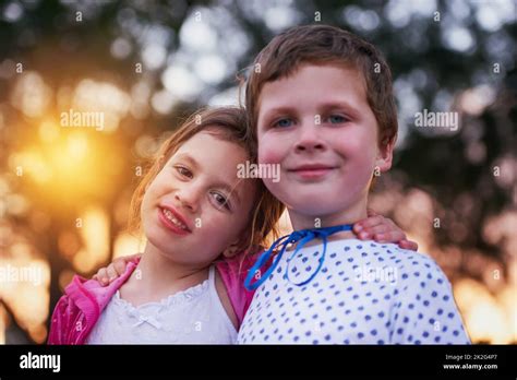 Une Grande Soeur Et Son Petit Frère Banque De Photographies Et Dimages