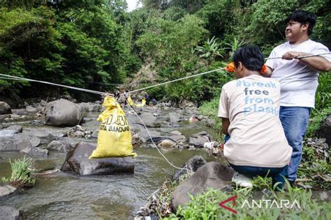 Aksi Bersihkan Aliran Sungai Cikapundung Dari Sampah Plastik ANTARA News Jawa Barat