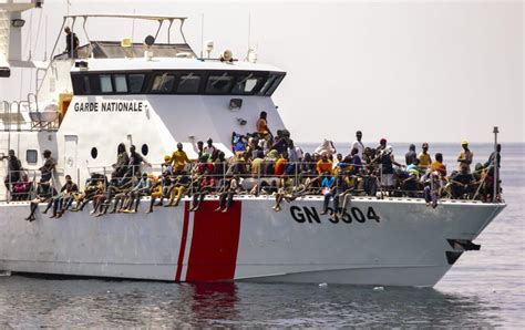 Flucht Nach Europa Beinahe 1000 Menschen In Lampedusa Angekommen