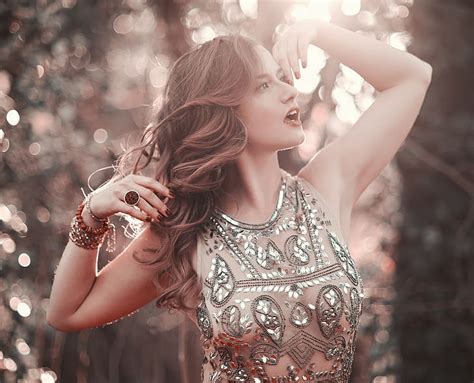 여자들 모델 초상화 갈색 머리의 멀리보고 야외 여성 핑크 립스틱 드레스 아이 라이너 햇빛 반지 빨간 손톱 Hd 데스크탑 벽지 Wallpaperbetter