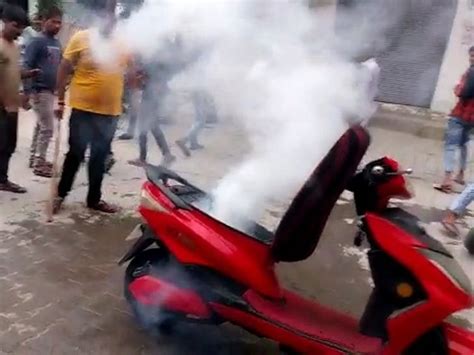 Suddenly Smoke Started Rising In The Electric Scooty Police Found