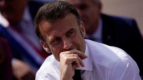 Un Anniversaire Amer Pour Emmanuel Macron Déterminé à Se Réengager