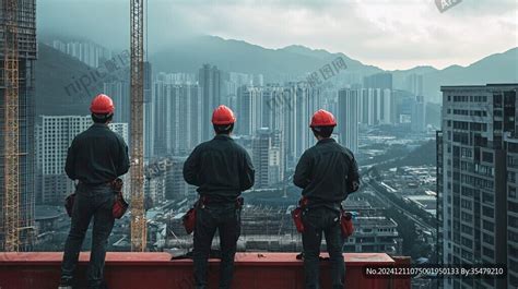 Ai创作图高楼上的工人 山顶工地 修楼工 农民工城市建筑 楼盘工 登高作业 工地抢工 楼顶作业的工人 工程建设劳动者 工地畅想 建筑背影 楼盘