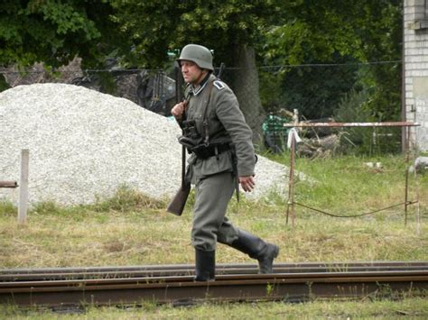 Grupy Rekonstrukcji Historycznej z wizytą na kolejce Zabytkowa stacja