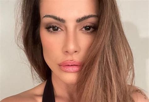 Cleo Rouba A Cena Ao Posar Com Biquíni Fio Dental Maravilhosa