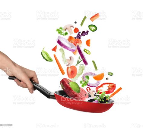 흰색 배경에 떨어지는 쇠고기 슬라이스와 야채와 논스틱 프라이팬을 들고 여자 요리 과정 손에 대한 스톡 사진 및 기타 이미지