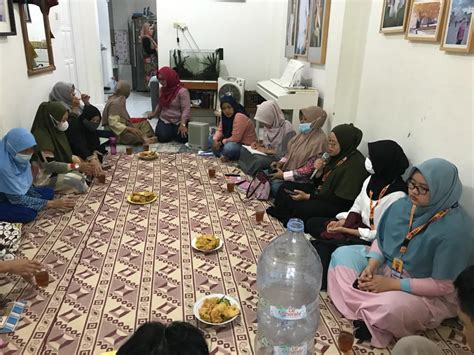 Mahasiswa KKN UAD Gencarkan Edukasi Pengolahan Sampah Organik Metode Ember Tumpuk Majalah