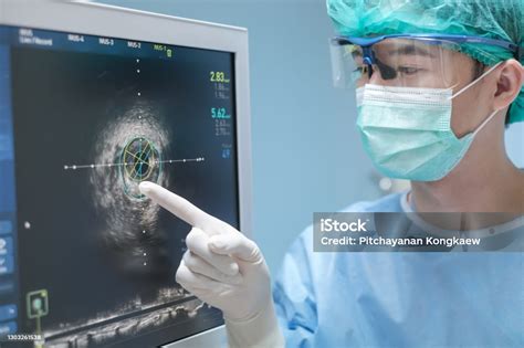 在血管內超聲成像ivus工作的醫生 照片檔及更多 健保和醫療 照片 健保和醫療 體檢 各種病症 Istock