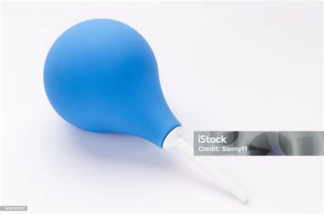 장을 청소하고 소화 시스템 및 신체 청소의 질병을 치료하기위한 Enema 흰색 배경에 의료용 배 고무 블루 관장 관장에 대한