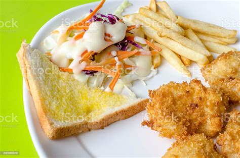 고기잡이 스테이크 프렌치 프라이 야채 샐러드 플레이트 위 0명에 대한 스톡 사진 및 기타 이미지 0명 고기 굽기 Istock