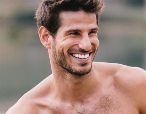 Cesc Escolà El Guapo De Ot Cambia A Su Novia De Siempre Por Una Vip
