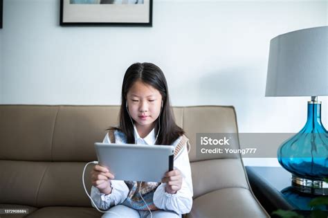 거실에서 디지털 태블릿을 사용하여 아시아 귀여운 어린 소녀 태블릿에 대한 스톡 사진 및 기타 이미지 태블릿 소녀 십대 소녀 Istock
