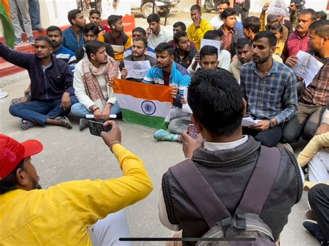 Student Standing With A Placard At The Intersection Video चौराहे पर