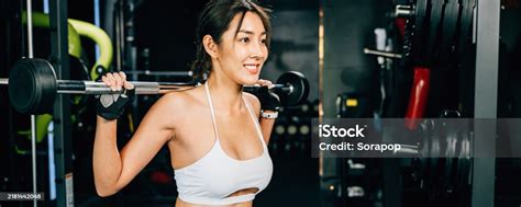 체육관에서 리프팅 바벨을 사용하여 아시아 여성 근육질의 남자 스쿼트 운동 여성 운동 쪼그리고 앉기 수행 어깨 프레스 리프트 피트니스 체육관에서 다리 용 무게 운동 건강
