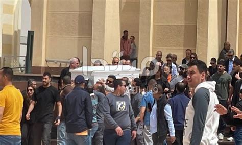 انهيار دينا الشربينى أثناء تشييع جنازة والدها من مسجد المشير صور مبتدا