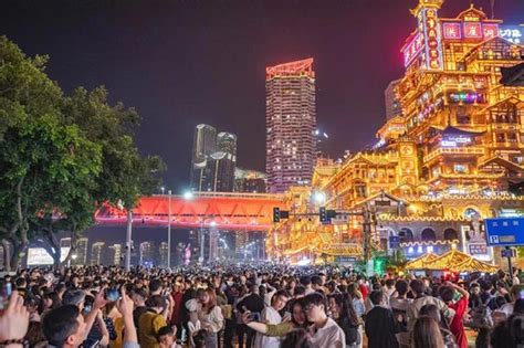 渝中“五一”假期首日旅游人气旺消费市场火