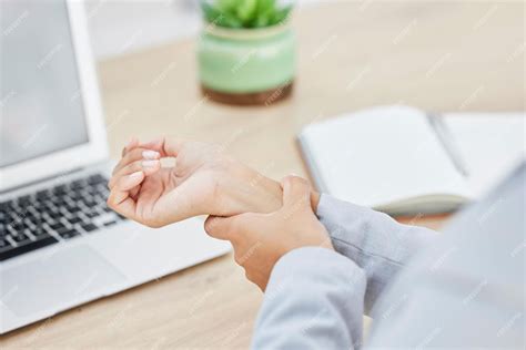 Manos De Laptop O Mujer Con Síndrome Del Túnel Carpiano Dolor O Lesión