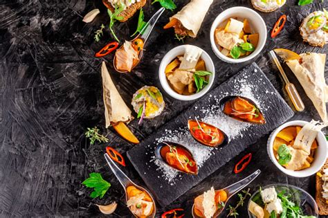 유럽 요리를 제공 합니다 검은 배경에 와인에 대 한 전채 페이트 미니 샐러드 카 나 페 바다 제품 연어와 토마토 소스 홍합 평면도 복사 공간 델리카트슨에 대한 스톡 사진 및