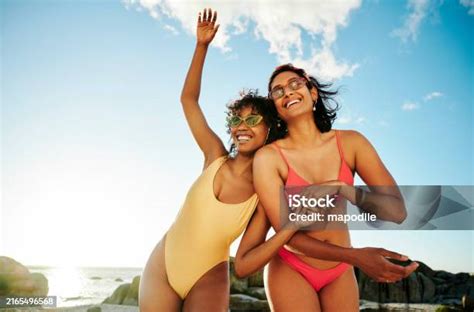 수영복을 입은 두 명의 젊은 여성이 여름에 해변의 날에 웃고 있습니다 해변에 대한 스톡 사진 및 기타 이미지 해변 우정 여자 Istock