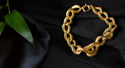 مصمم المجوهرات أحمد يعن ملابسنسائية الدمام القصيم فساتينساترة