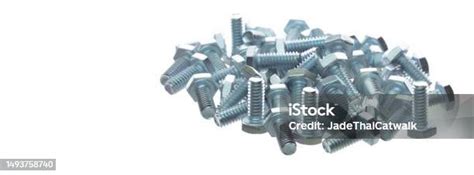 산업 및 수리를 위한 금속 볼트는 그룹에 서 있습니다 너트 기계 구성 요소를 조인트하는 은색 볼트 잠금 너트 와셔에 회색 볼트 사용 흰색 배경 격리 0명에 대한 스톡 사진