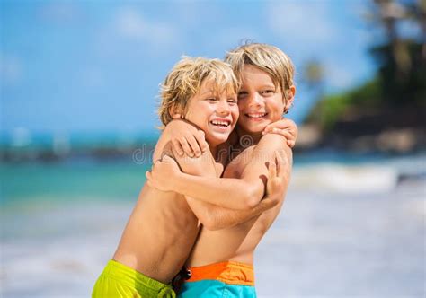 Jeunes Garçons Heureux Jouant à La Plage Des Vacances Dété Image Stock