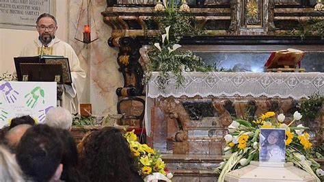 Una Folla Silenziosa In Lacrime Alessia Non Ti Scorderemo Mai La