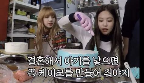 ⁷²³ On Twitter 사랑이 담긴 수제 케이크와 사랑이 담긴 자본 케이크