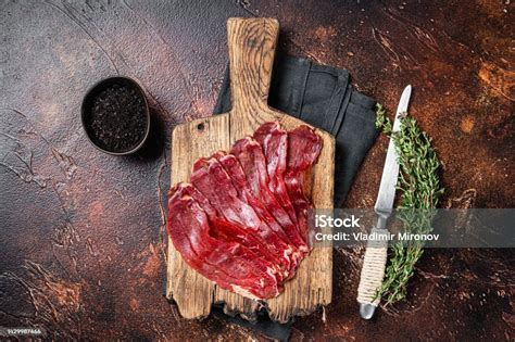 터키 파스타 라미 향신료와 함께 말린 쇠고기 고기 어두운 배경 위쪽 보기 0명에 대한 스톡 사진 및 기타 이미지 Istock