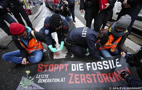 Polizei Darf Klimaaktivisten Nicht Nackt Durchsuchen PULS