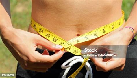 젊은 여성과 노란색 미터는 허리 둘레와 숫자를 인치 단위로 측정합니다 소녀에 대한 스톡 사진 및 기타 이미지 소녀 십대 소녀 줄자 Istock