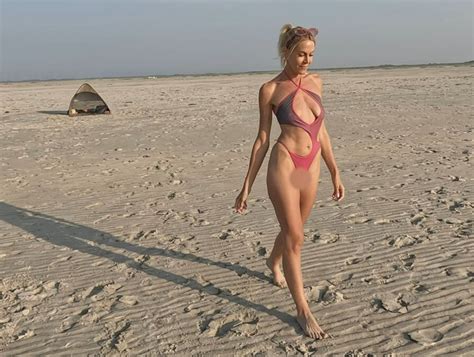 Wie gefällt dir mein Badeanzug 劣 Porno Video Miley Weasel