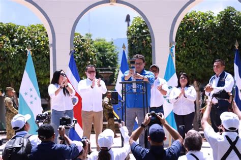 Guatemala Entrega La Antorcha Centroamericana Por La Paz Y La Libertad