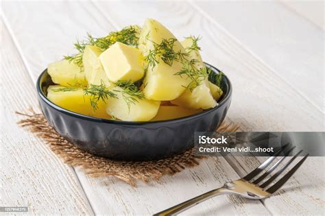 흰 나무 테이블에 세라믹 그릇에 녹는 버터와 딜을 곁들인 맛있는 갓 삶은 감자 집에서 맛있는 야채 요리를 요리하십시오 건강한 식생활 0명에 대한 스톡 사진 및 기타 이미지