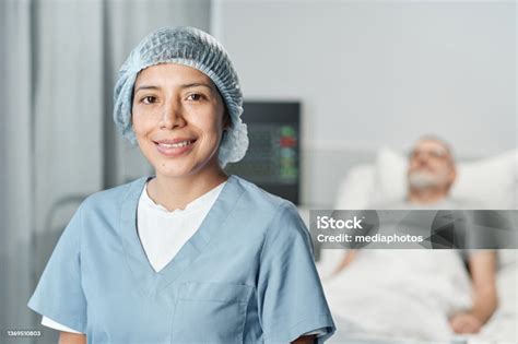 병원에서 일하는 자신감 있는 젊은 성인 여성의 초상화 그녀의 환자는 배경에 침대에 누워 긴급 개념에 대한 스톡 사진 및 기타