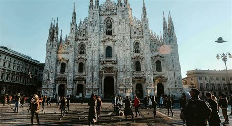 Milano Città Dei Single Il 57 Dei Nuclei Familiari è Composto Da Una