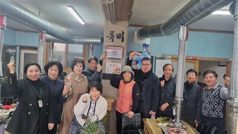 거창군 가조면 지역사회보장협의체 더 올래에 공유냉장고 정기후원 나눔가게 현판 전달