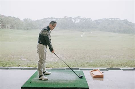 아시아 중국 액티브 시니어 남자 골퍼 티오프 와 스윙 그의 다이버 골프 클럽 골프 드라이빙 레인지 골프에 대한 스톡 사진 및 기타 이미지 Istock