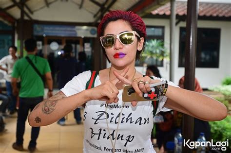 11 Selebriti Wanita Indonesia Cantik Ini Rajah Tubuh Dengan Tato
