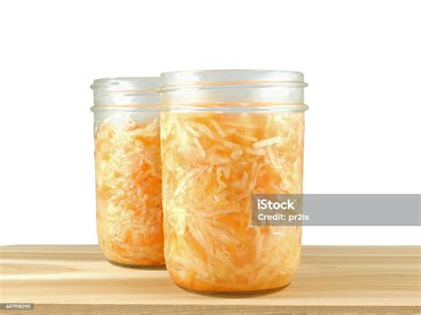 절단 보드에 절인 양배추를 가진 두 개의 유리 항아리 고립 된 0명에 대한 스톡 사진 및 기타 이미지 0명 갈기갈기 찢어진 건강한 생활방식 Istock