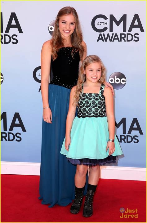 Taylor Swift Sings With Lennon And Maisy Stella At Cma Awards 2013
