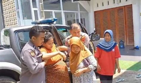 Aksi Heroik Polisi Di Parung Bantu Ibu Hamil Yang Nyaris Melahirkan Di