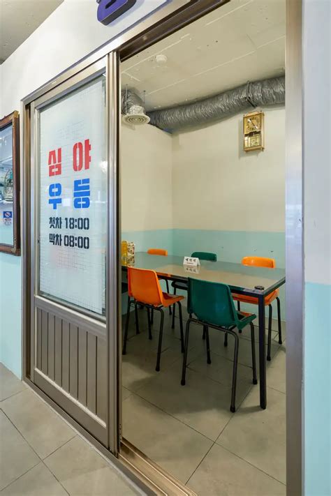 레트로 복고풍 분위기의 40평 술집 인테리어 컨셉